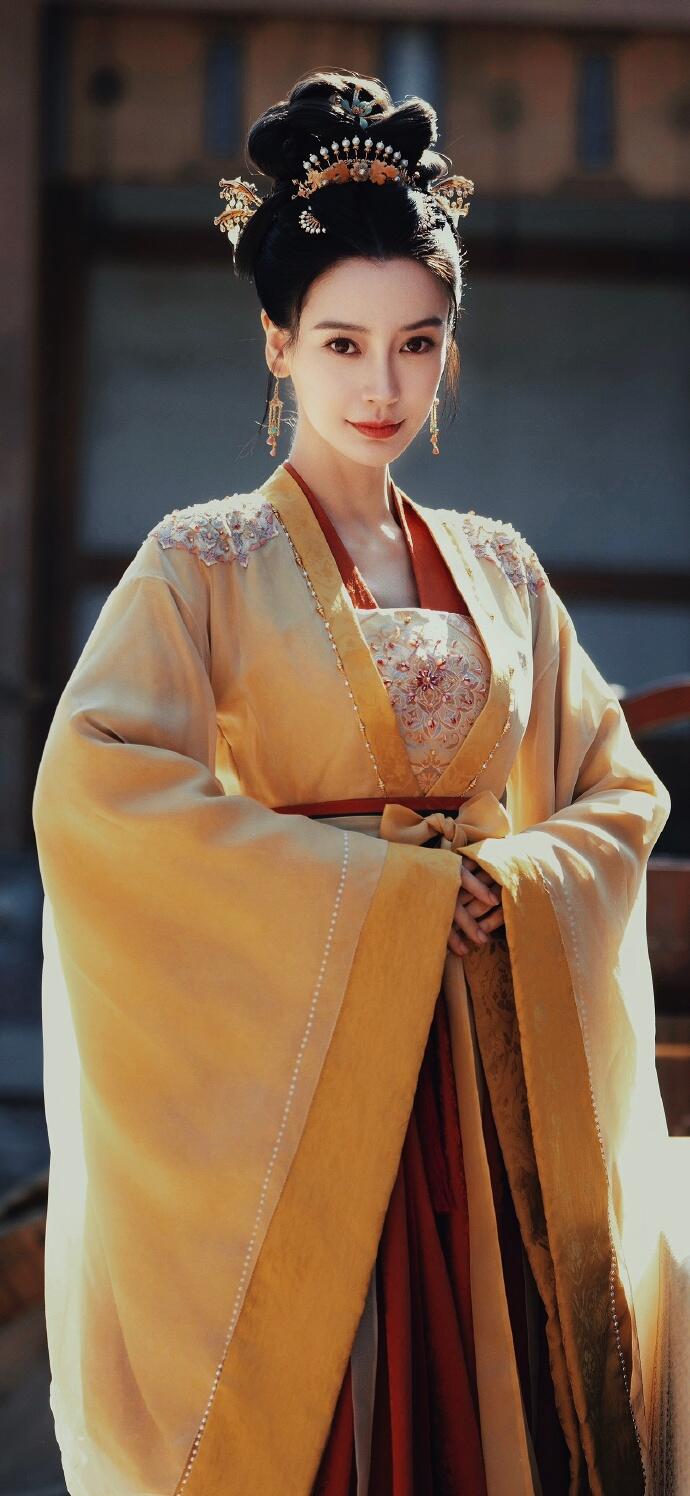 Yang Ying in ancient costume really looks like "Jiang Yuyan"! - iNEWS