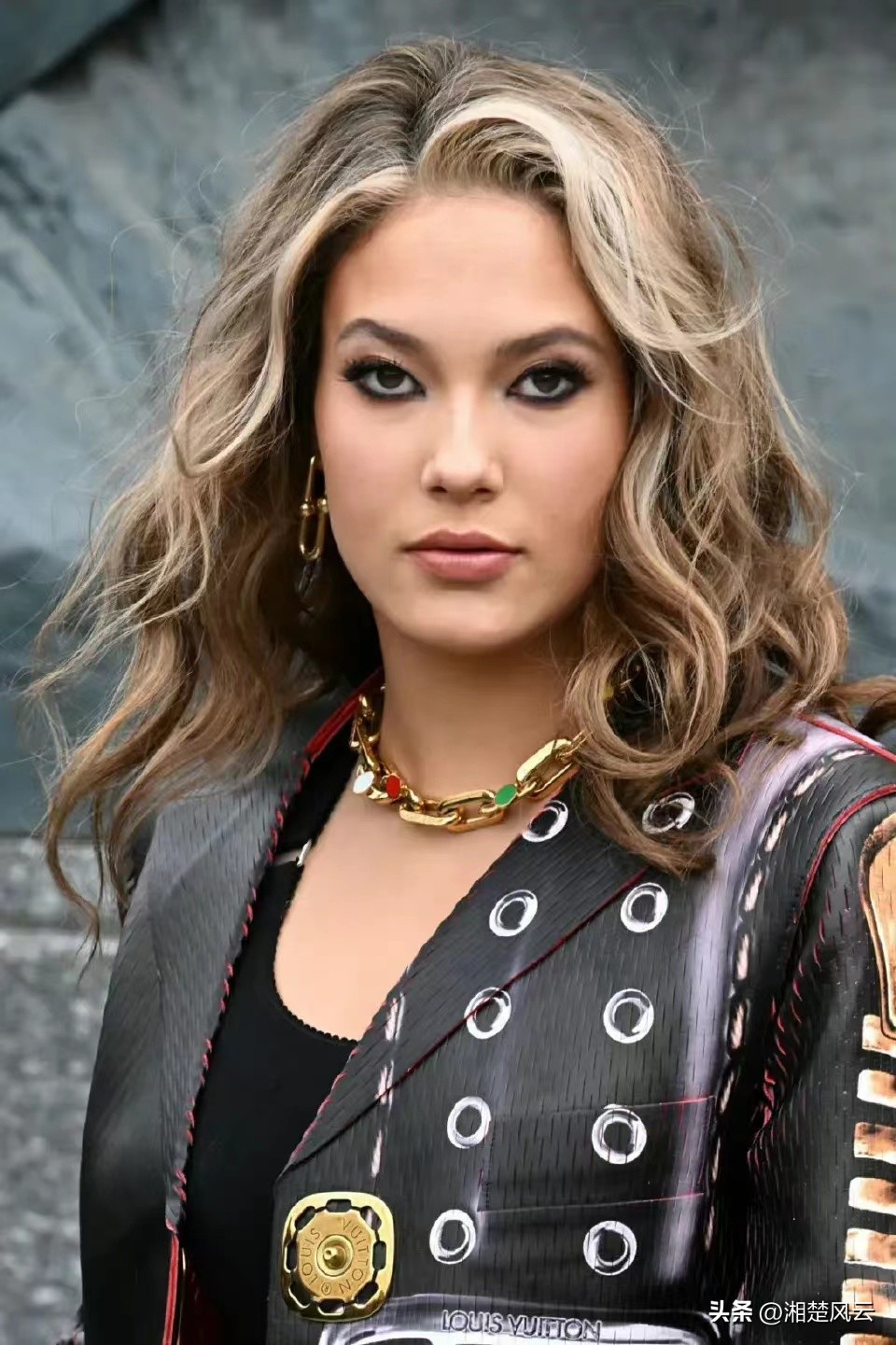 Gu Ailing posted fitness photos, with a slender figure and strong ...