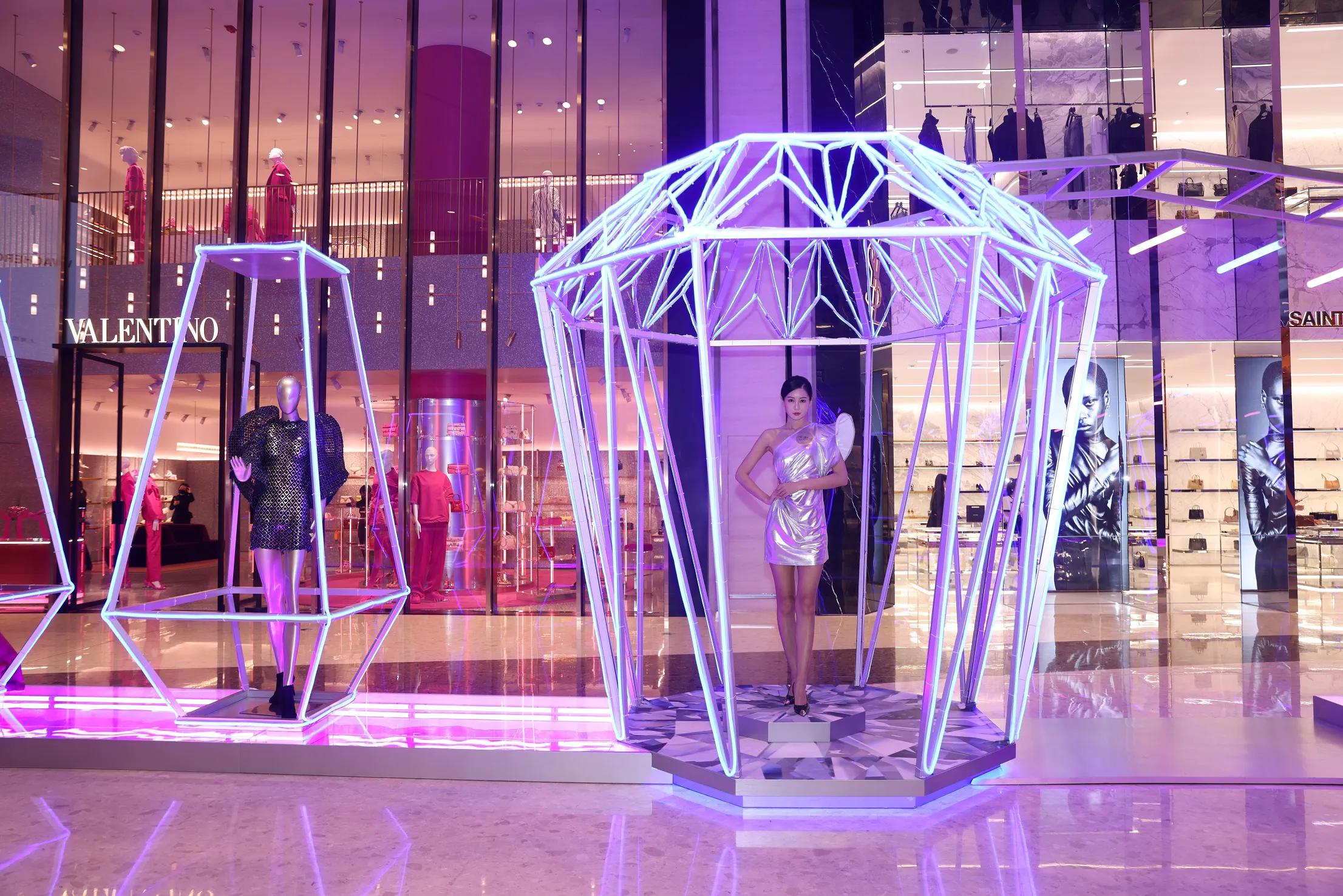Brilliant Diamond Light Fashion Show Shines in Shanghai IFC Mall - iNEWS