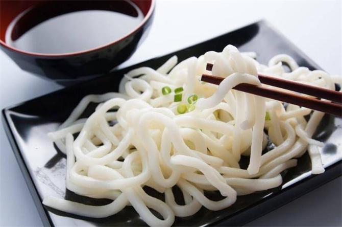 What kind of noodles are udon noodles? How is it different from regular ...