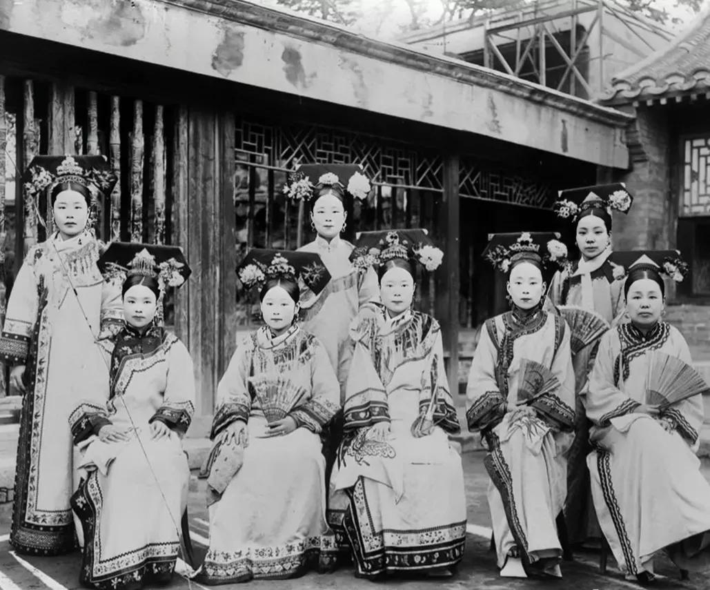 The three wives and four concubines in the backyard of the palace are ...