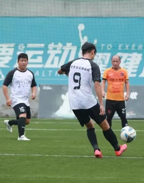 In the football league, the Taifeng Cultural Marine Corps kicked out a ...