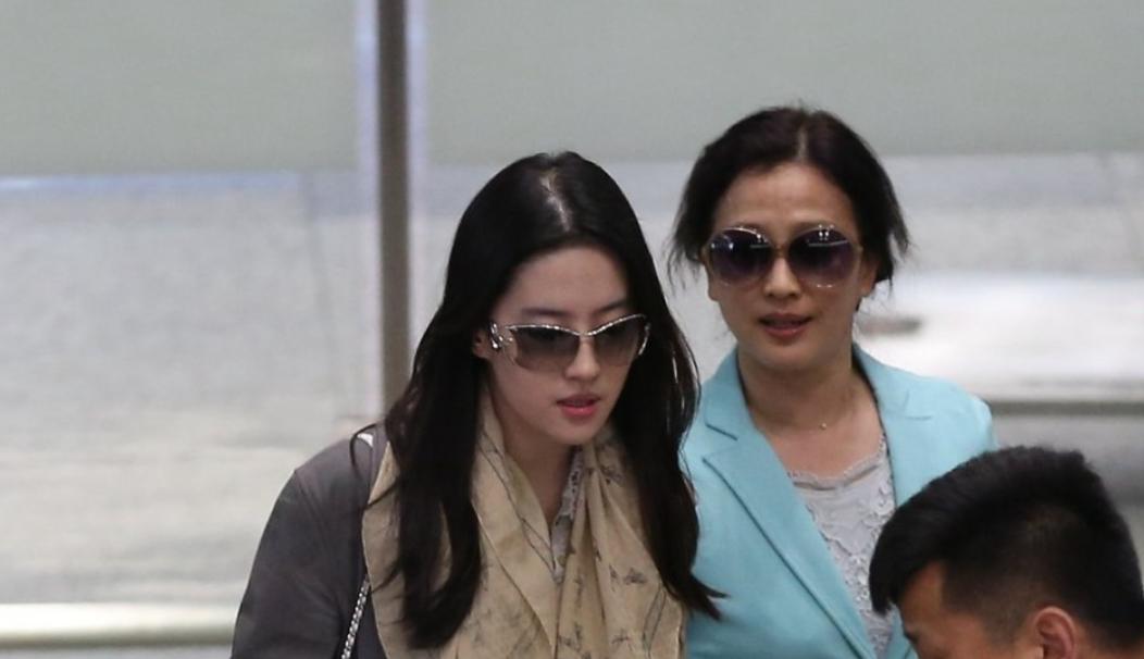 Liu Yifei's mother looks so beautiful, I prefer Liu Yifei's aesthetics ...