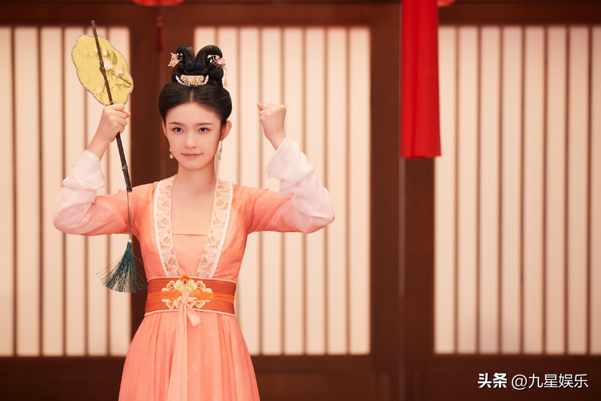 Holding a fan, dancing, talking and laughing at Yan Yan; light gauze ...