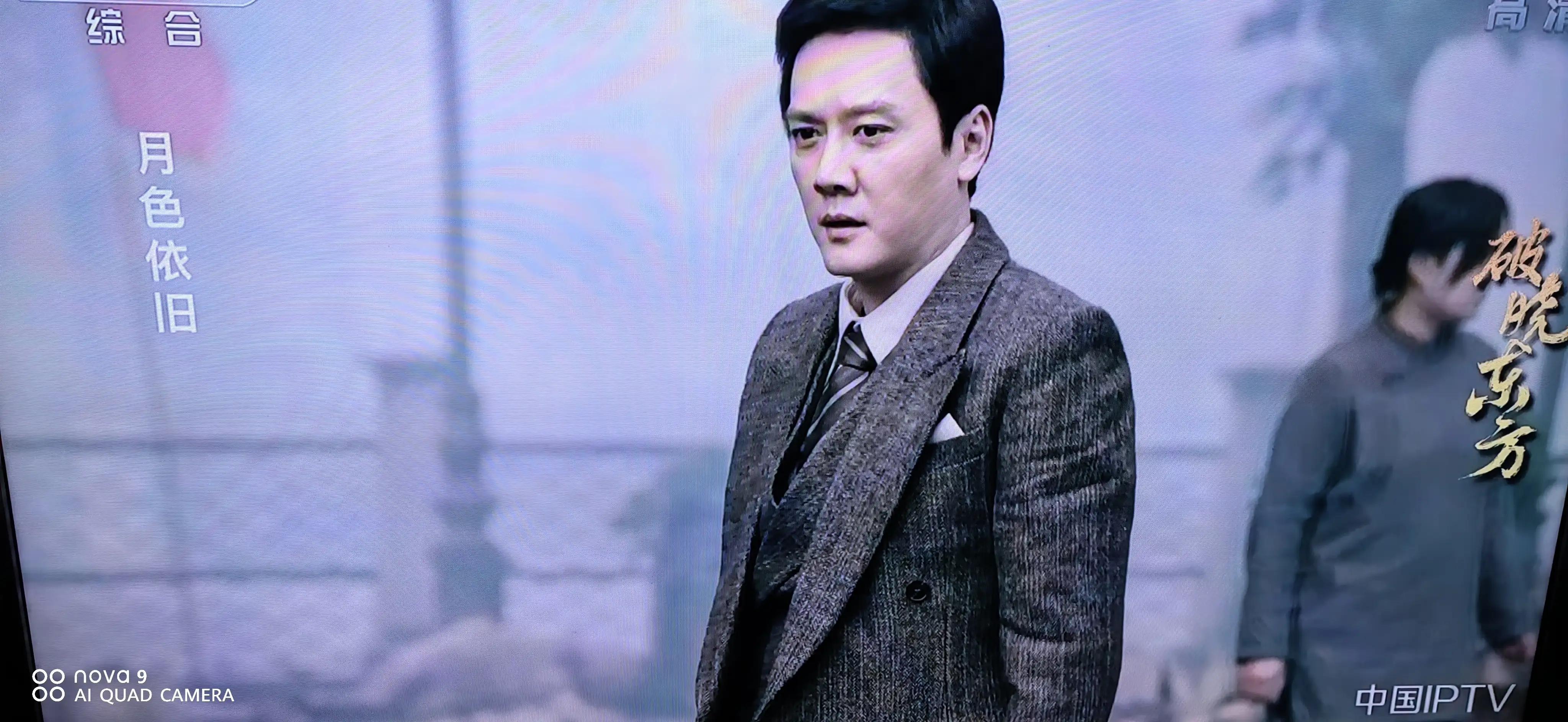 [Dawn of the East] Rong Yiren, played by Feng Shaofeng, rides a bicycle ...