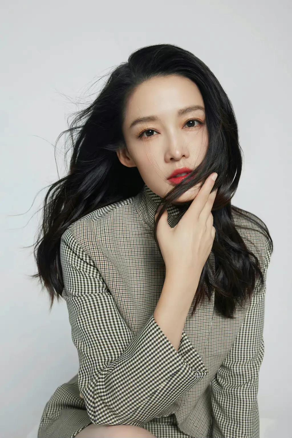 Li Qin's latest autumn photo - iNEWS