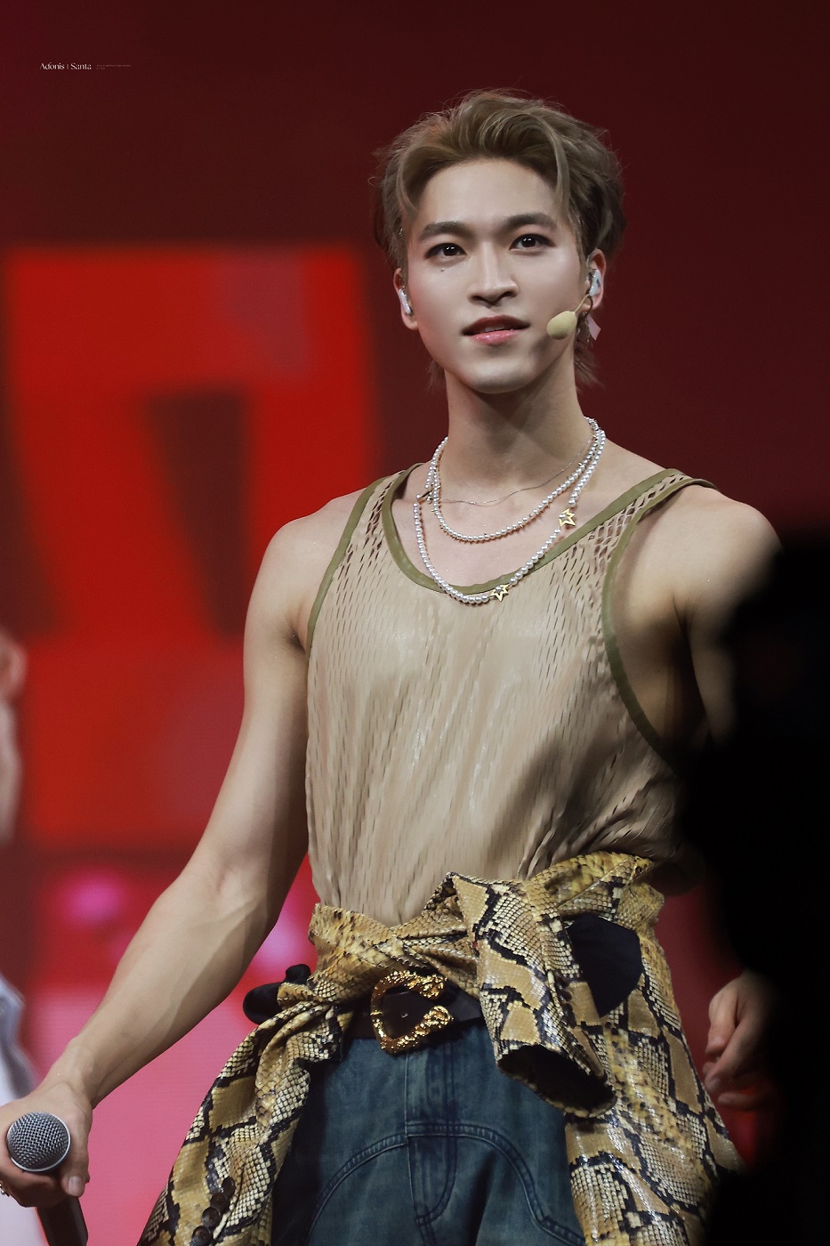 The stars wear the Bally brand spring and summer new style to show ...