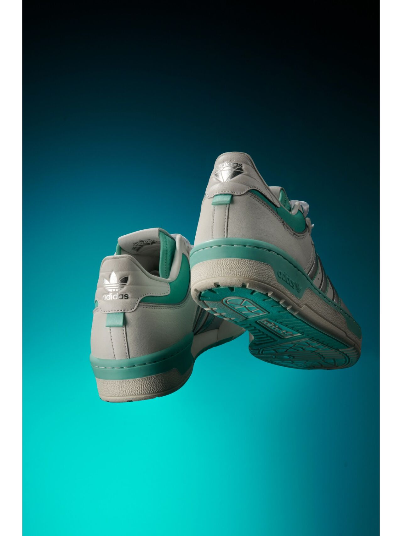 Adidas "Tiffany" color matching sneakers debut! Channel exposure! - iNEWS