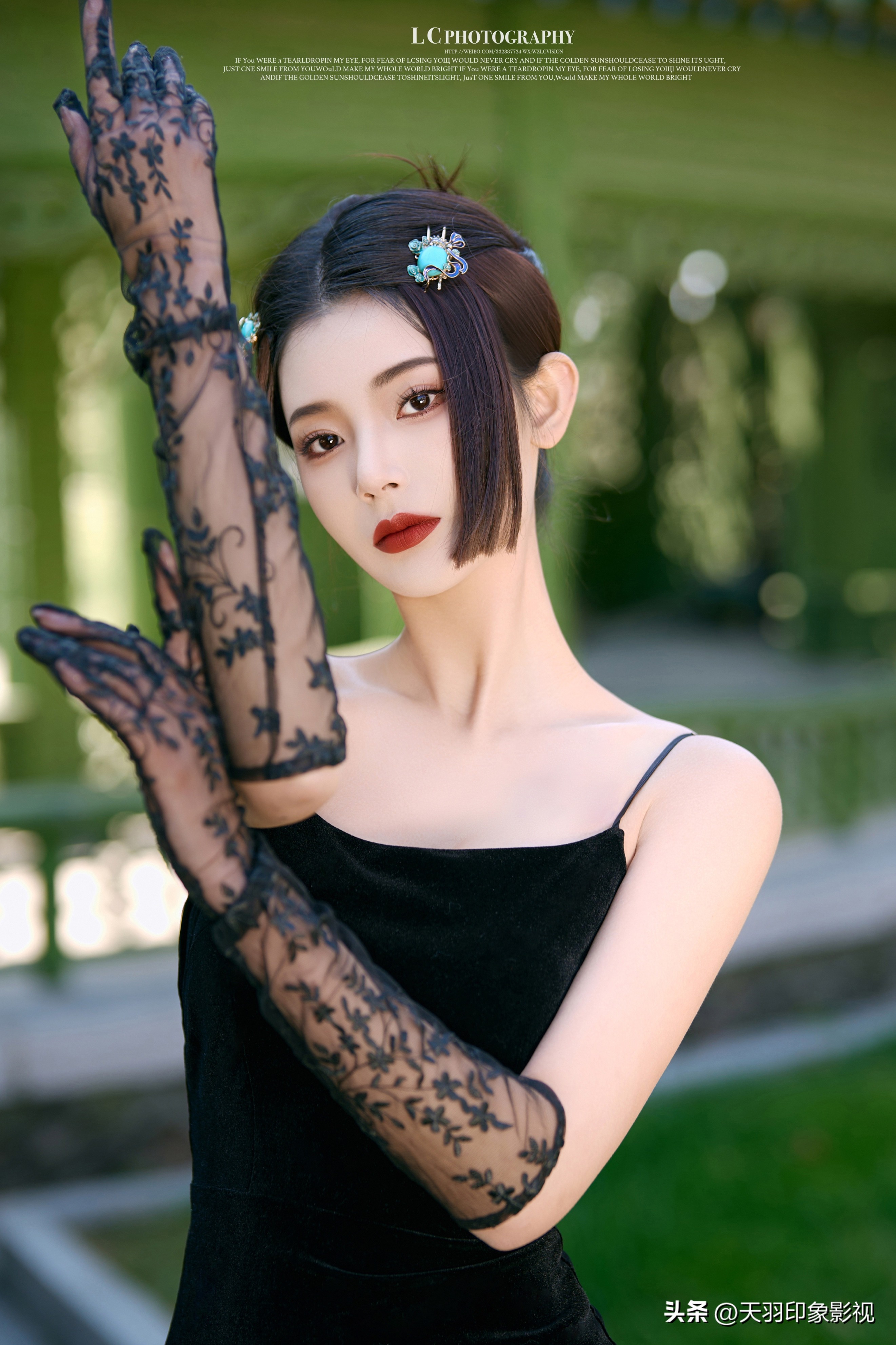 Long-legged beauty model Wang Xingchen wore a long black dress, showing ...