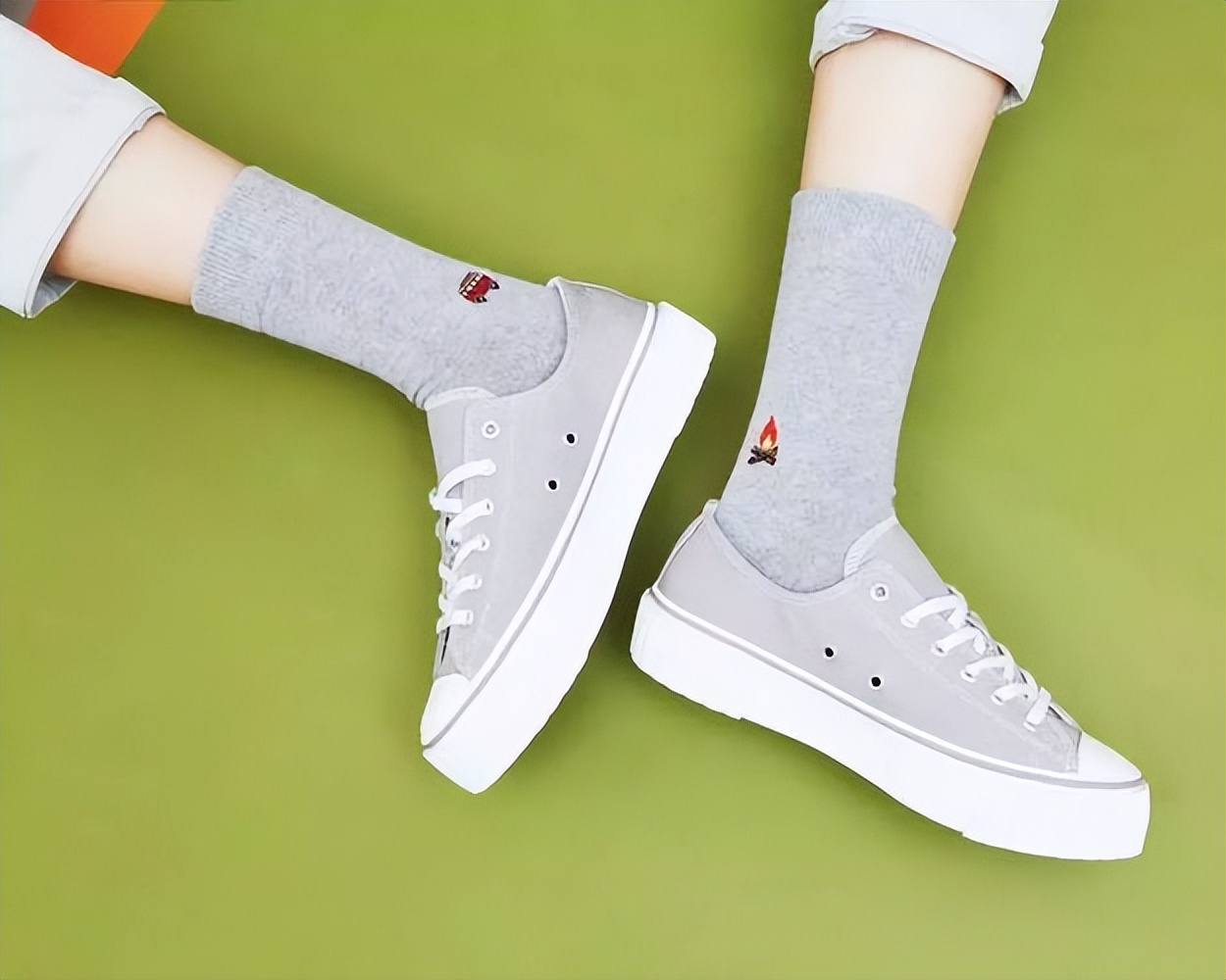 Doesn't it look good when your socks are exposed when wearing shoes ...