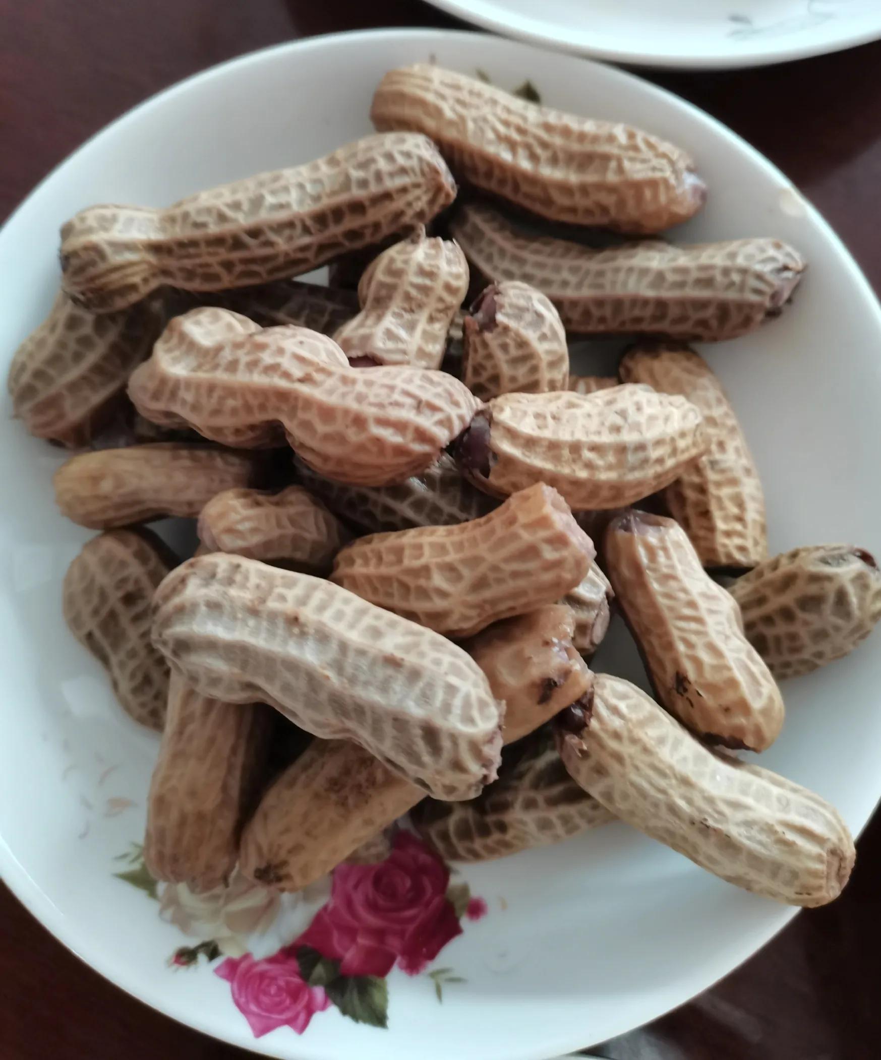Today's lunch share: fried saury fish, spiced peanuts, garlic spinach ...