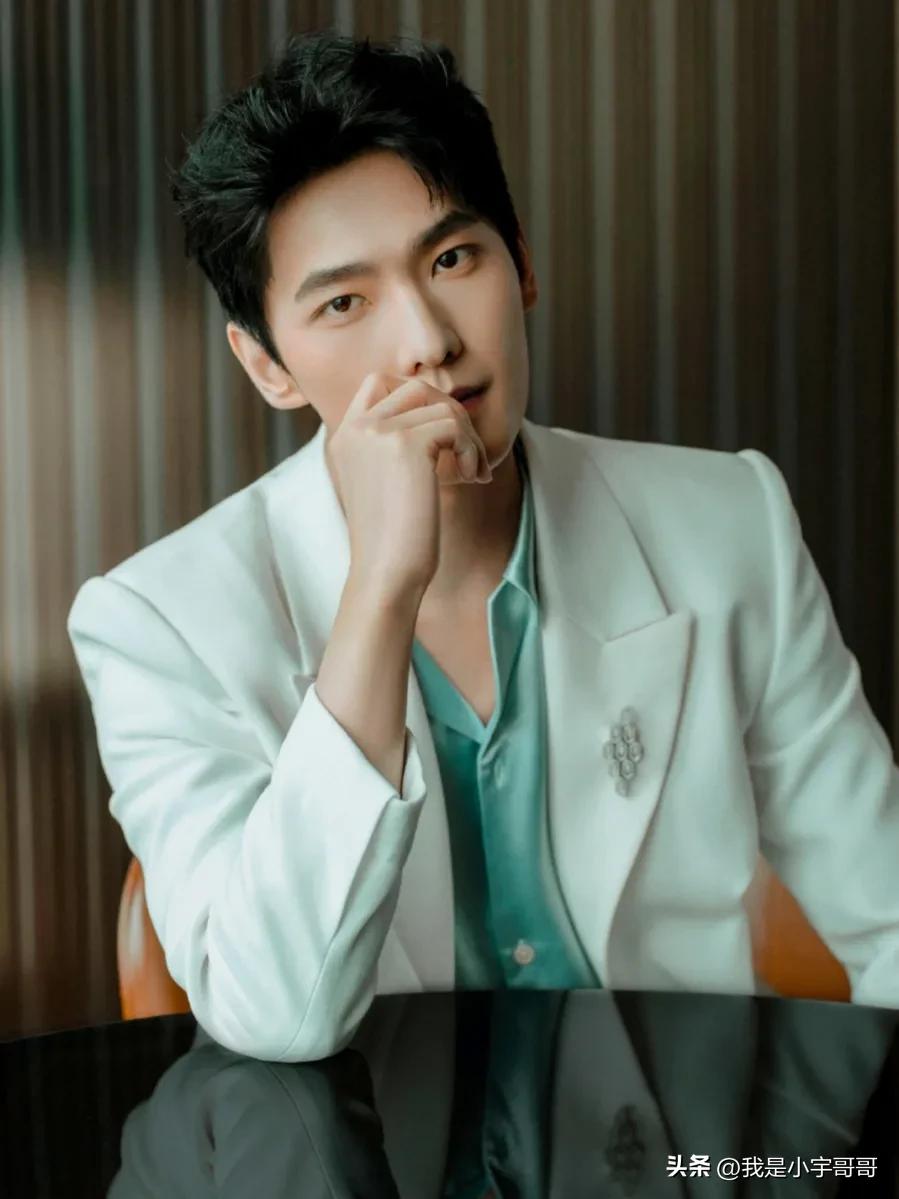 The picture of Yang Yang attending the event was released. The white suit and green shirt are ...