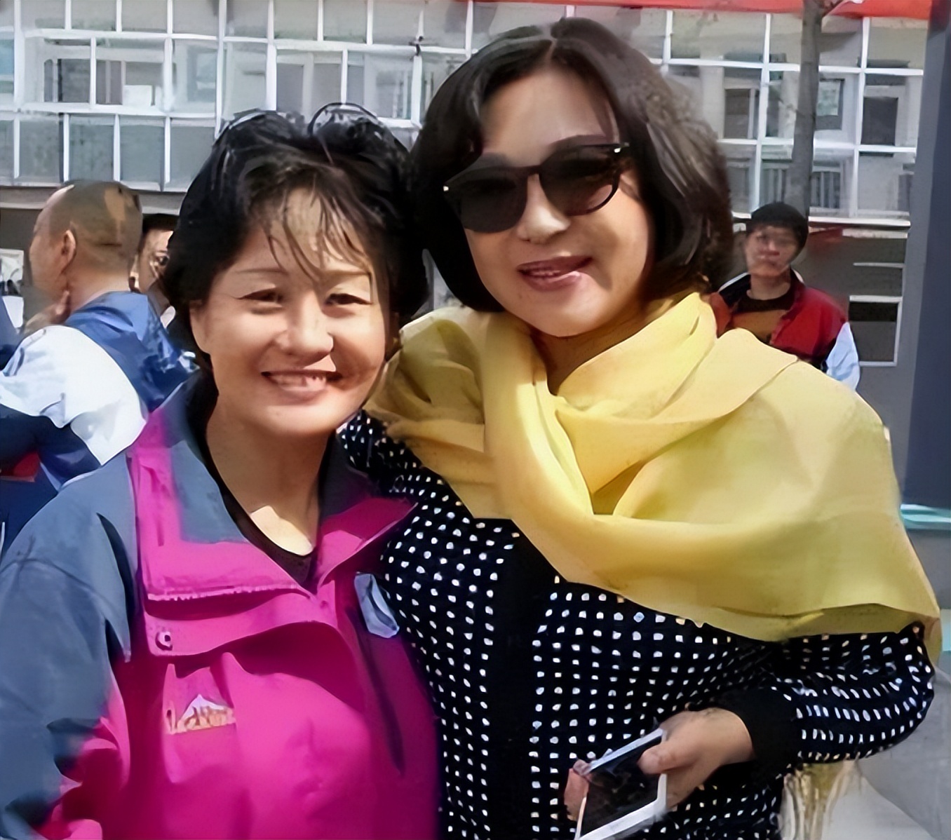 60-year-old Jet Li posted a group photo of his husband and wife, Li Zhi ...