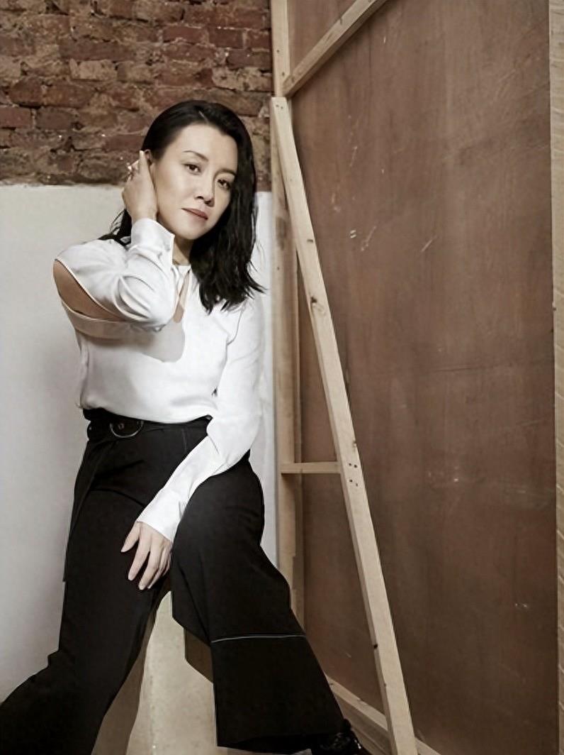 Abandoned the famous director, married a poor boy, and became a ...