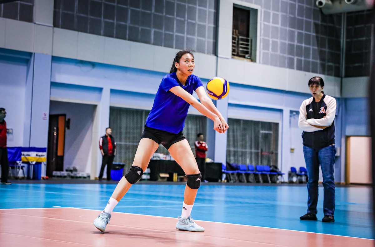 The 18-year-old women's volleyball team welcomes rookies! Cai Bin corrects his movements with ...