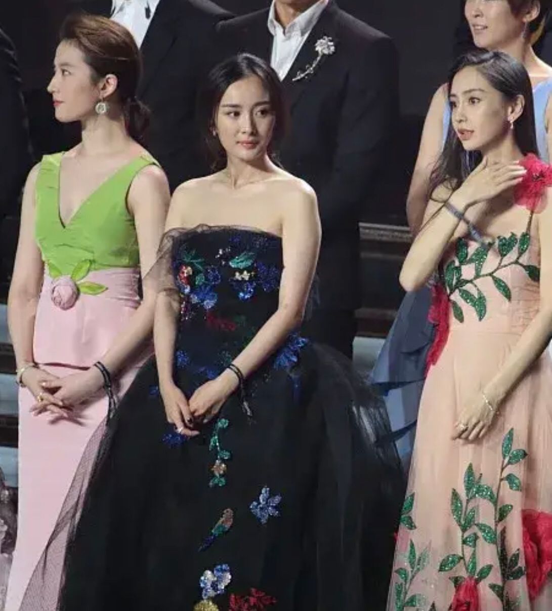 Liu Yifei took Liu Shishi and Yang Mi in the same frame, only to ...