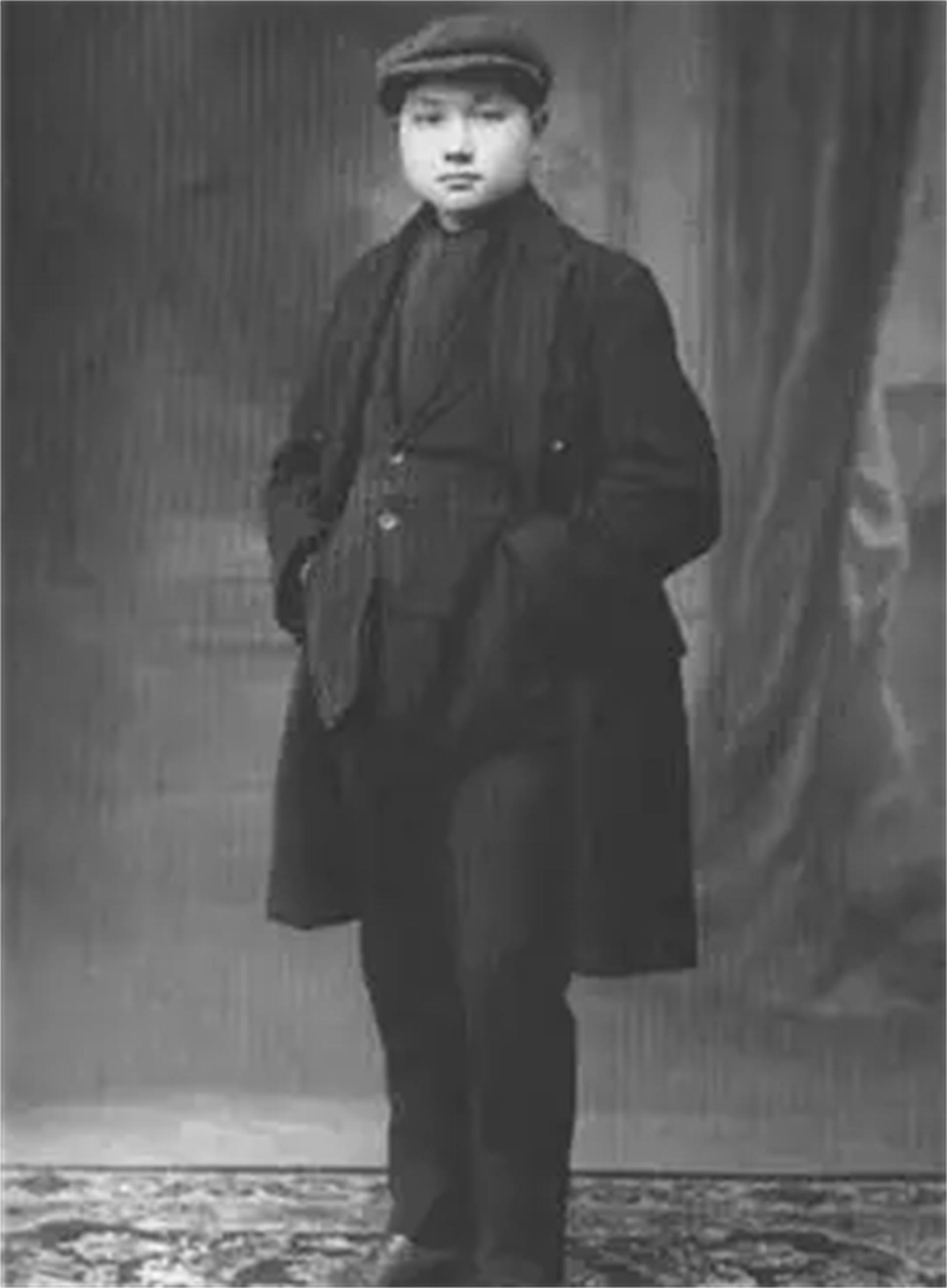 In 1987, Deng Xiaoping gave Jiang Jingguo a special gift. Jiang Jingguo ...