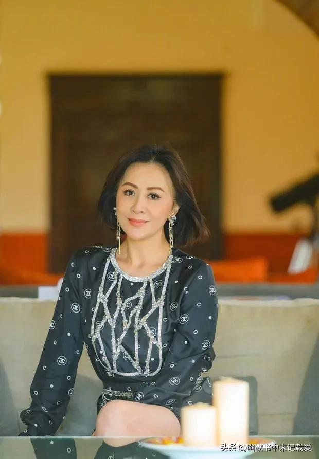 Carina Lau's beaded dress appeared in the British event with a smile ...