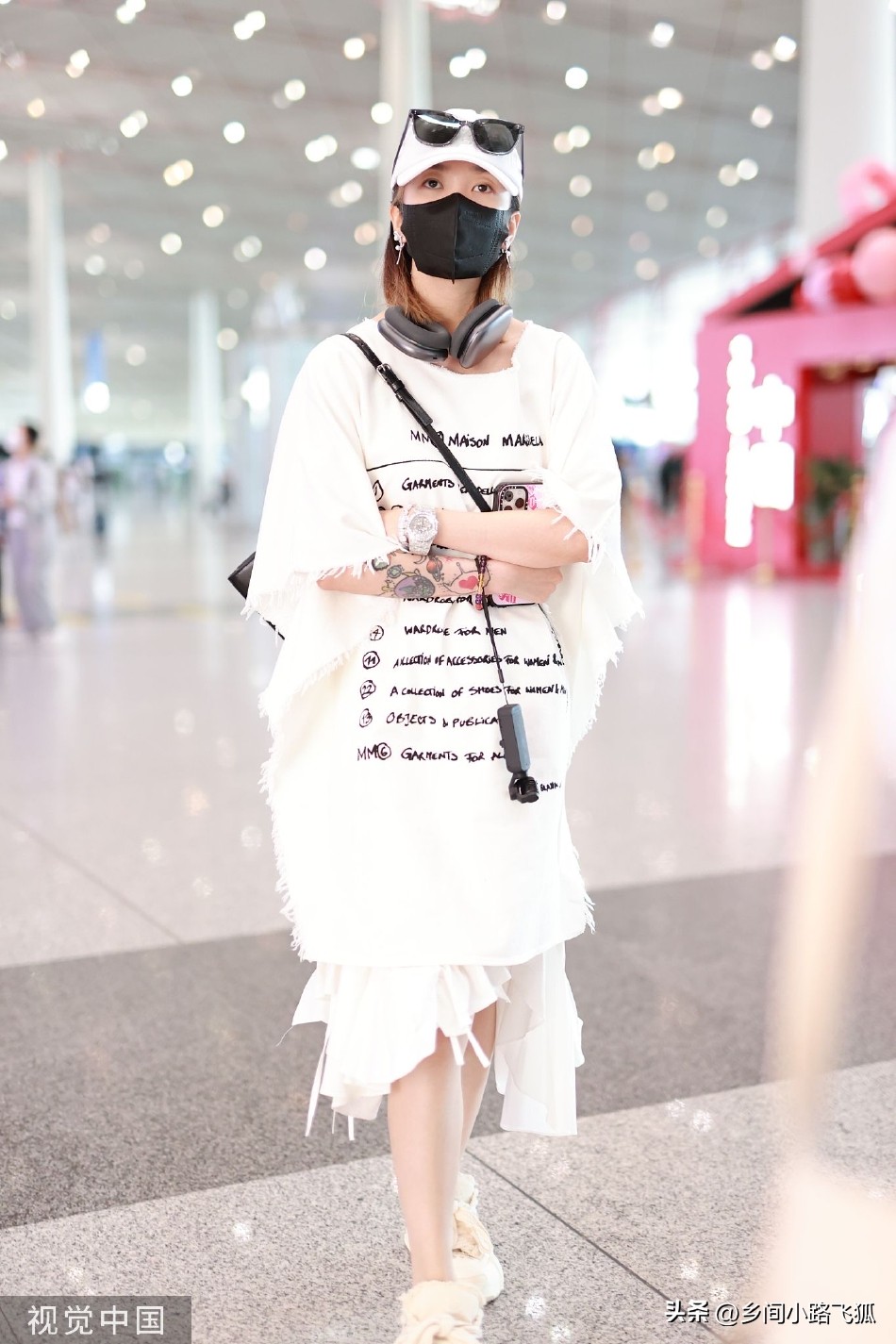 Naiwan appeared at the airport in a white look - iNEWS