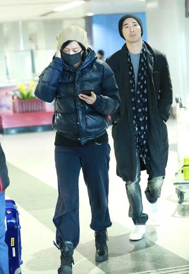 Xu Jinglei walked to the airport with her boyfriend, dressed as a fat ...