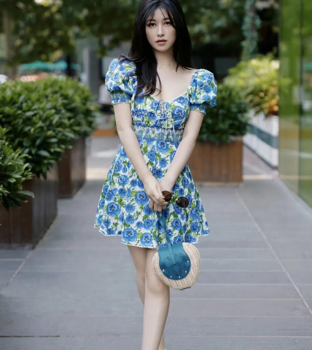 The goddess Zhu Zhu is dynamic and charming in a broken leaf dress ...