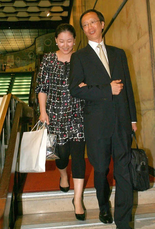 Fu Mingxia and her 26-year-old husband go shopping!Although the figure ...