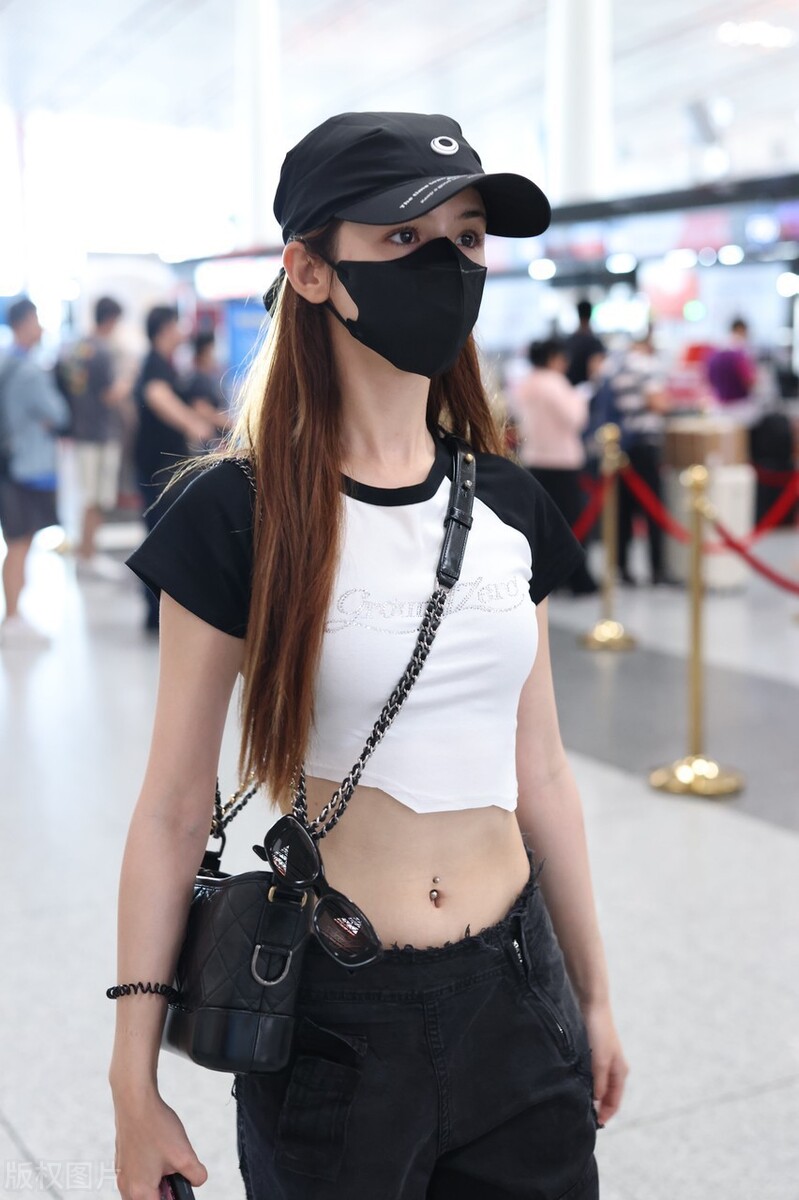 Superstar Hanikezi appeared at the Capital Airport. She is ...