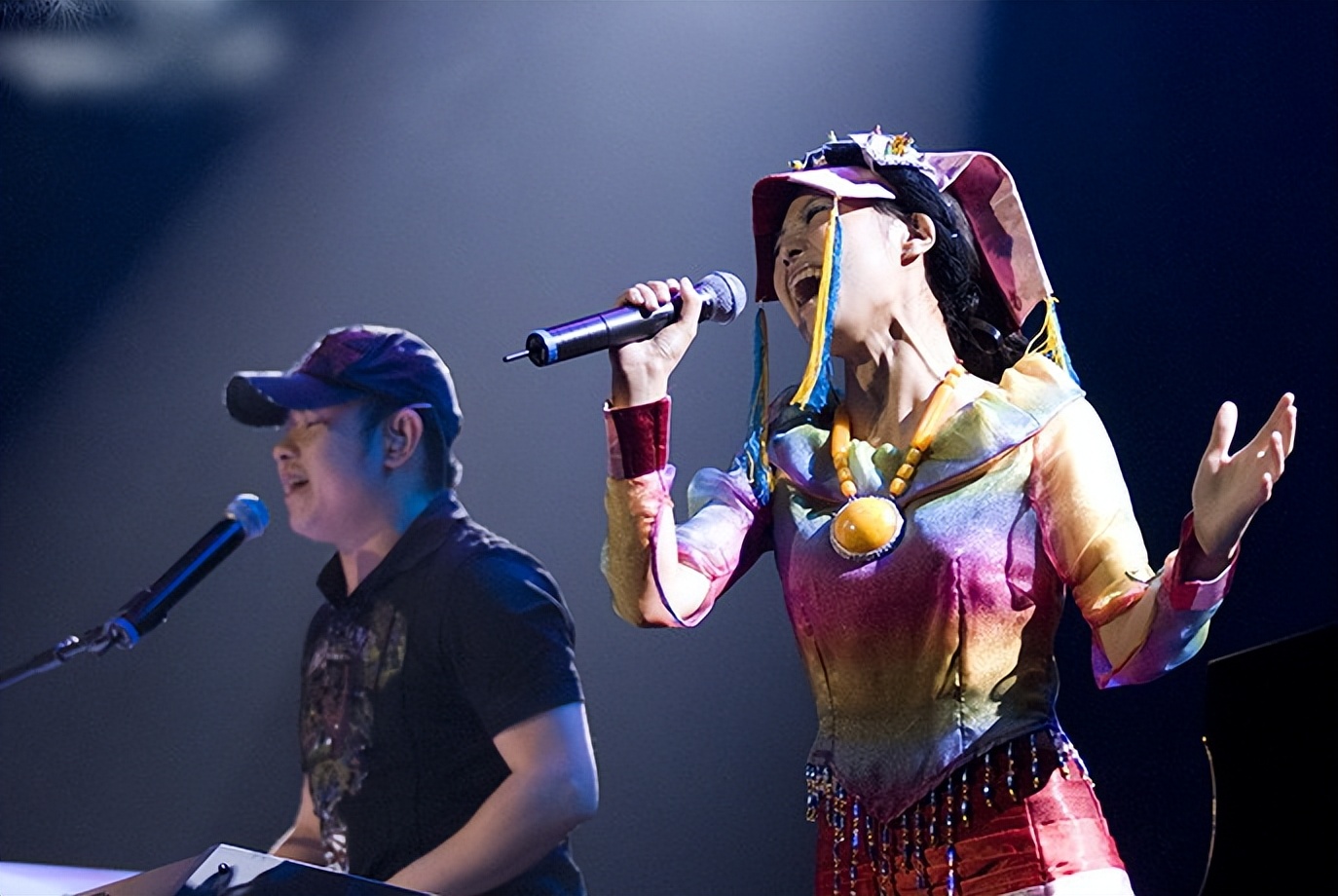 Singer Yun Duo: This is a waiter in a restaurant. After 18 years old ...