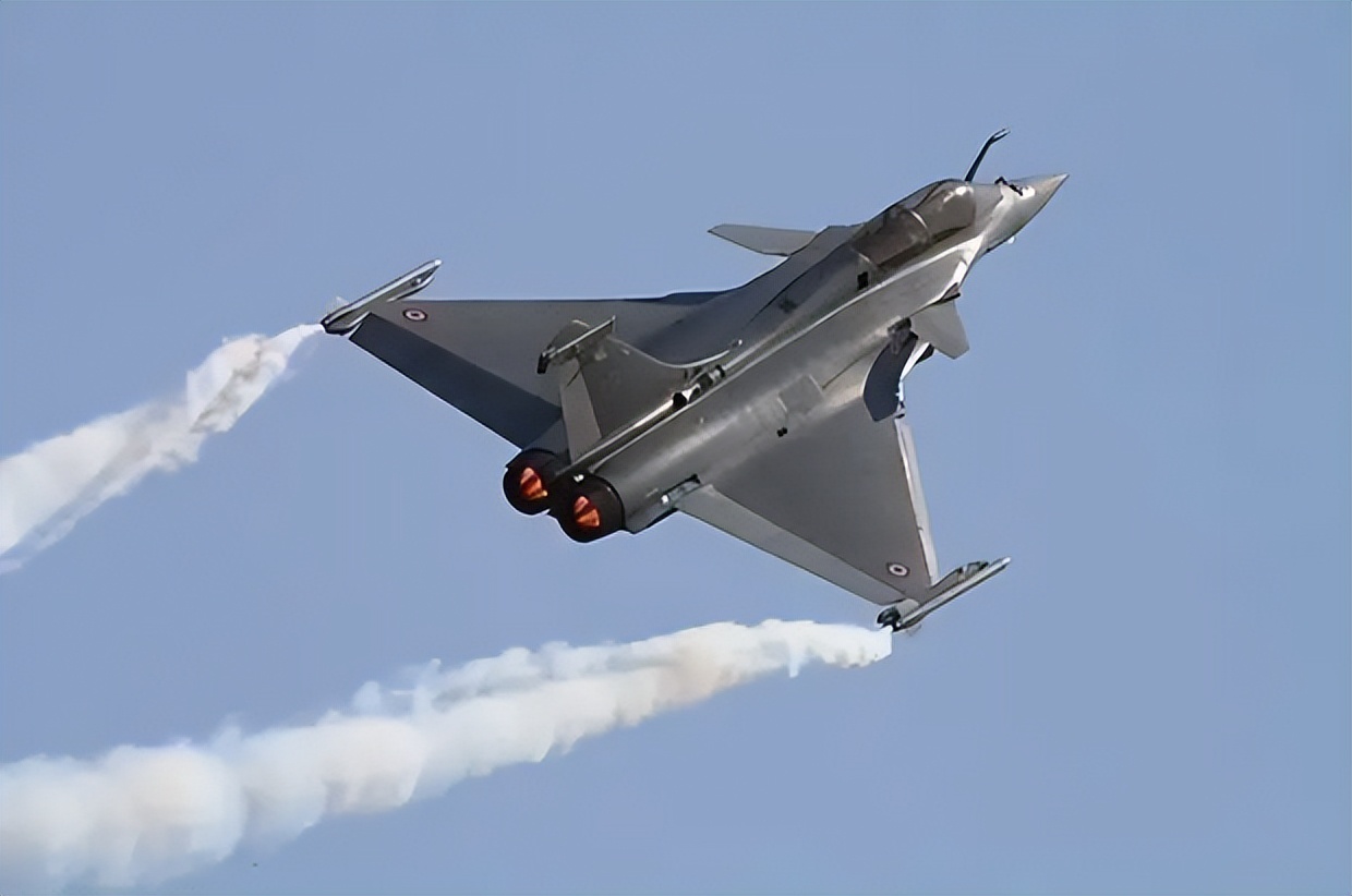 Two French Air Force fighter jets collide at an airshow - iNEWS