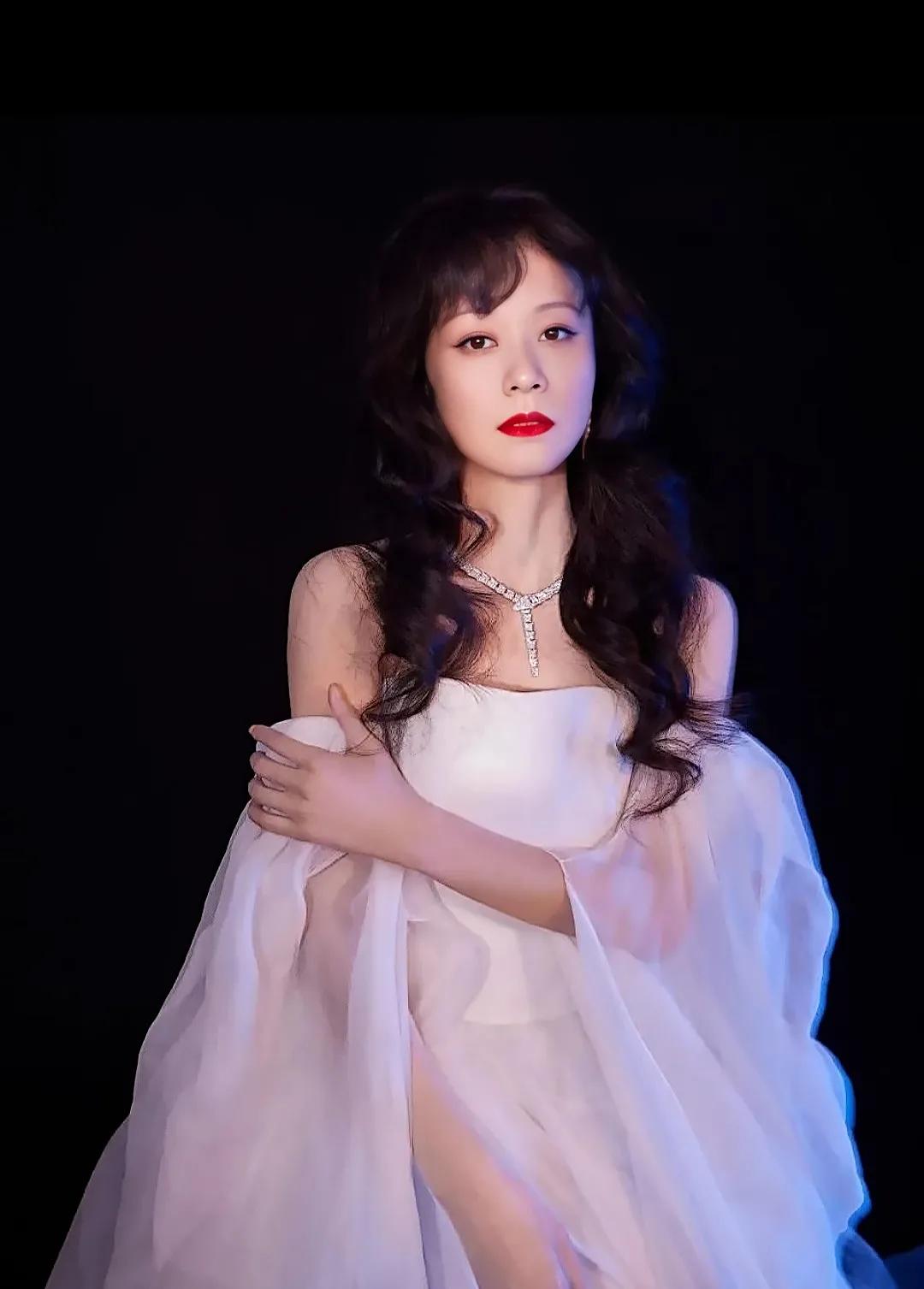 Appreciation of beautiful photos of Ni Hongjie - iNEWS