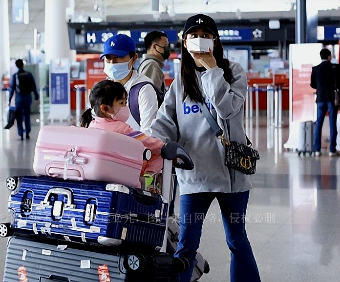 Yinger and her 4-year-old daughter appeared at the airport to push ...