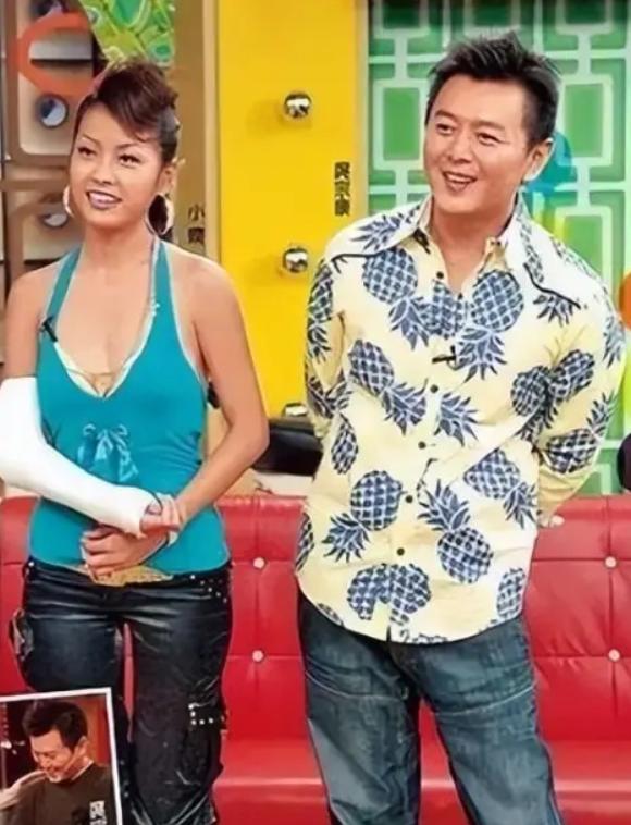 Huang Yuxian showed off her figure in a swimsuit!Kneeling on the beach ...