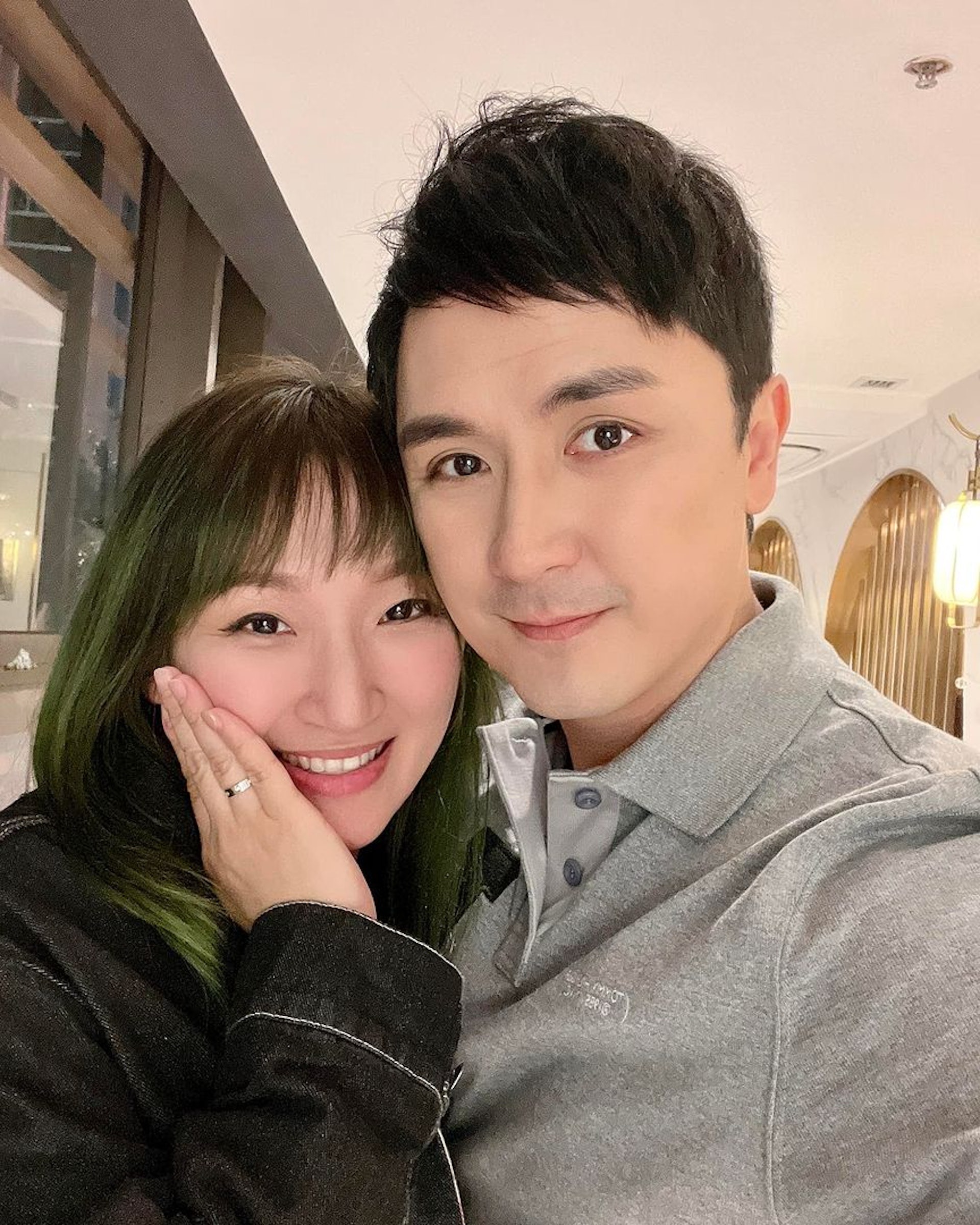 Li Yonghao posted recent photos of the couple after half a year of marriage, his wife's new ...