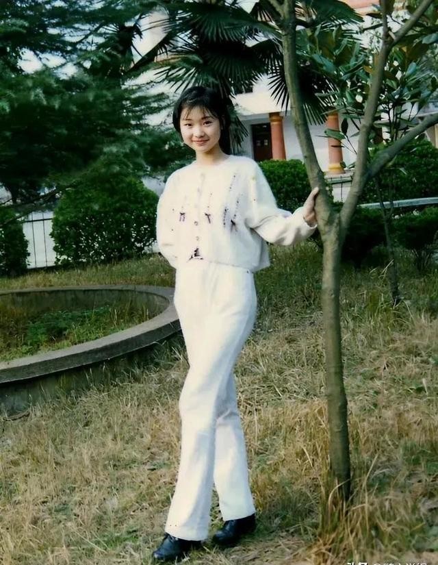 Stars' old photos, Daolang looks righteous, Liu Yan has long legs, and ...