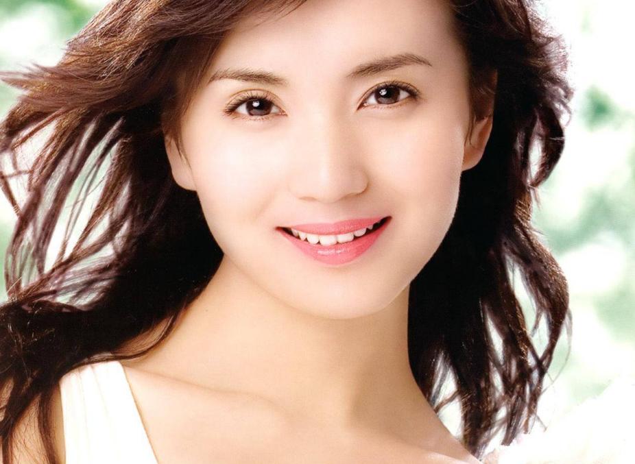 Chen Hao's family has dinner together, dressed simply and busy like a ...