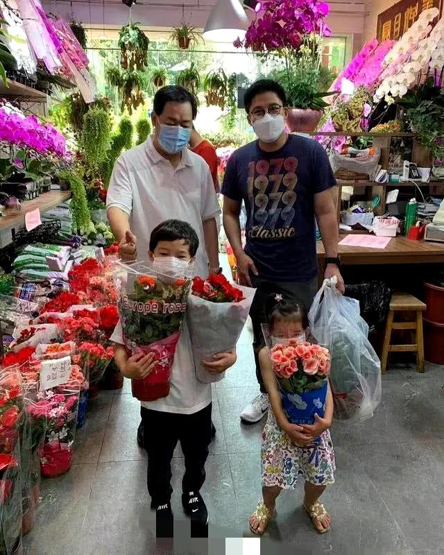 Huo Qigang posted a family portrait on Mother's Day! The frontal photos ...