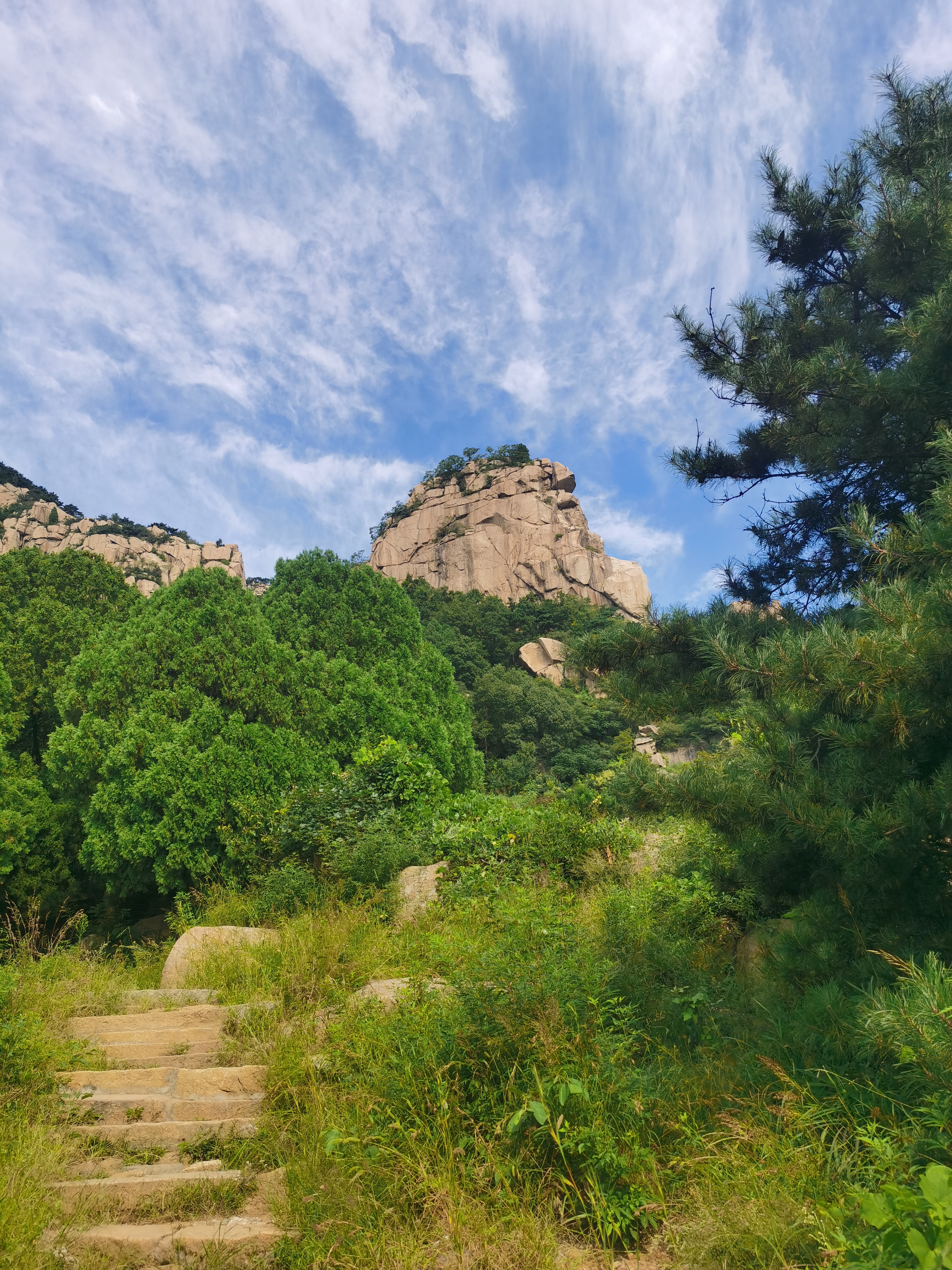 Climbing Fanzi Cliff in Light Autumn - iNEWS