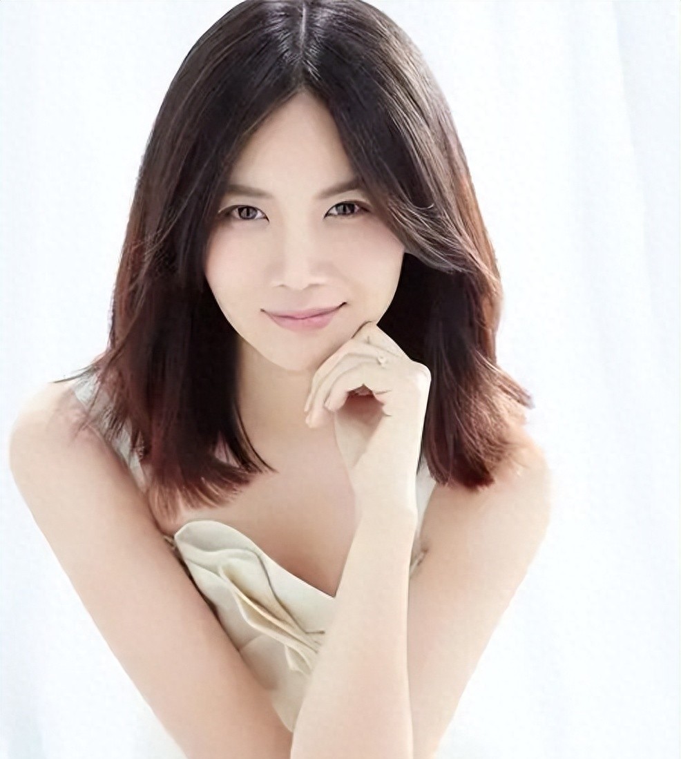 She is Chen Sicheng's ex-girlfriend. She looks like Liu Tao. She got ...