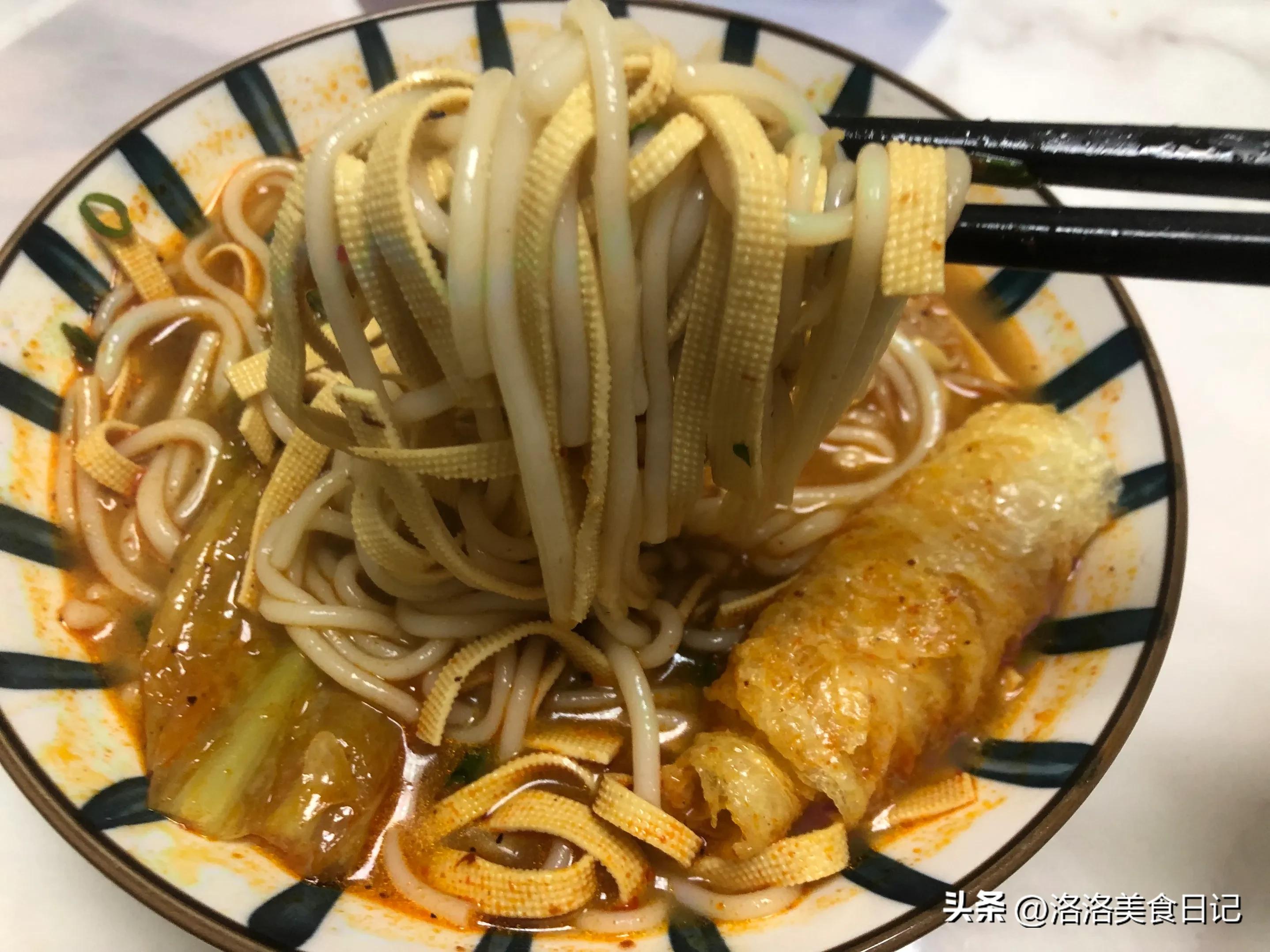 Xiaobei is hungry. Amway's fatty rice noodles are rich in soup, hot and ...