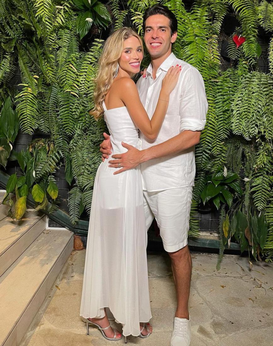 Brazilian superstar Kaka posted a family portrait of 13 members of the ...