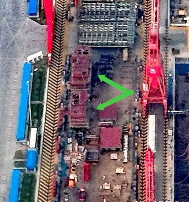 Changxing Island is brightly lit, and the Type 076 amphibious assault ...