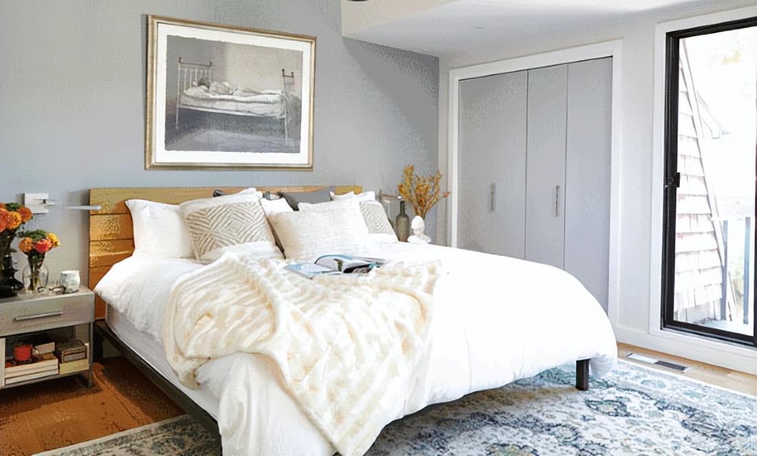 The 10 square meter bedroom is decorated in this way to make it look ...