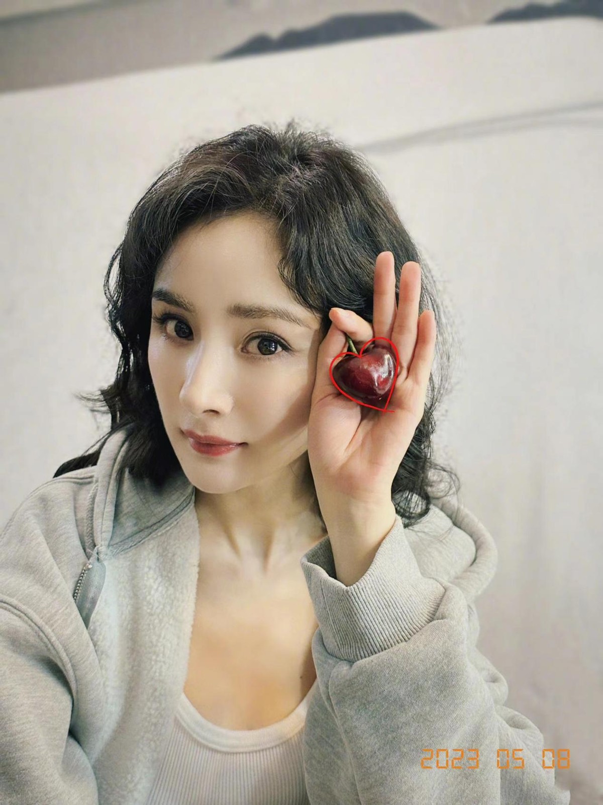 Yang Mi officially announced the termination of the contract, with 3 ...