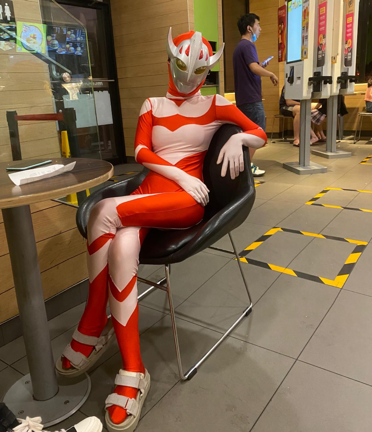 Female anchor cos Ultraman, all coquettish!The dull girl is dumbfounded ...