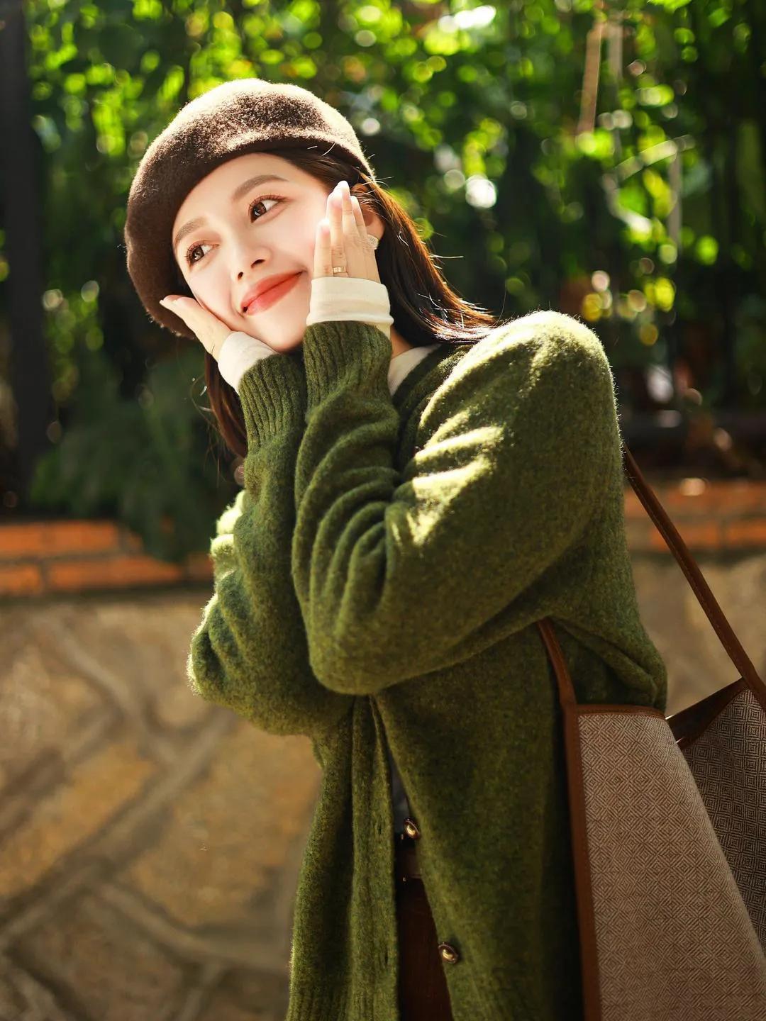 Autumn and winter look wrapped in pickle green? Retro colors are also a ...
