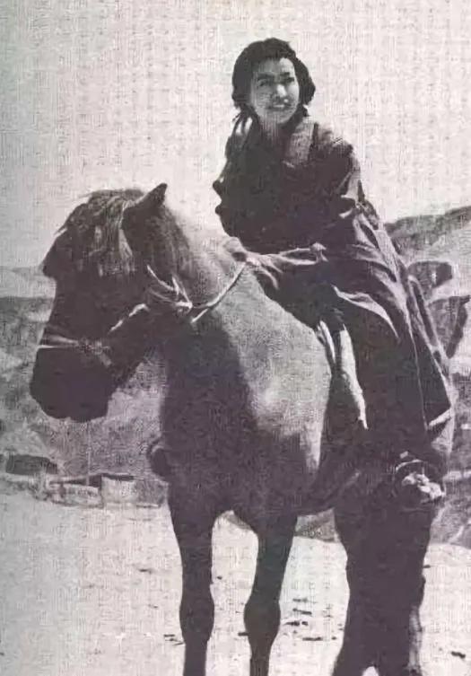 In 1980, an old lady went to Qincheng Prison to visit Jiang Qing. Jiang ...