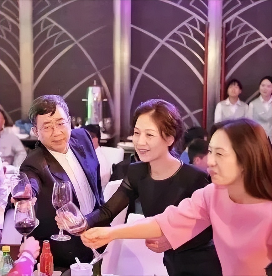 76-year-old Yu Qiuyu rarely attended a banquet with his second wife ...