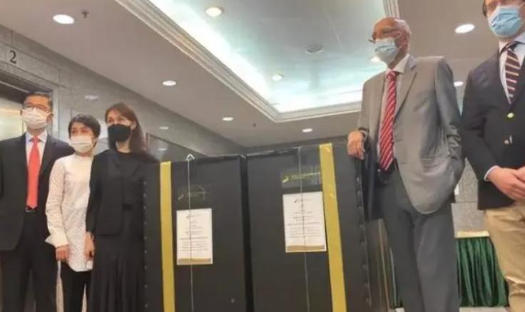 Liang Anqi was busy bidding for gambling cards, while He Youjun was in ...