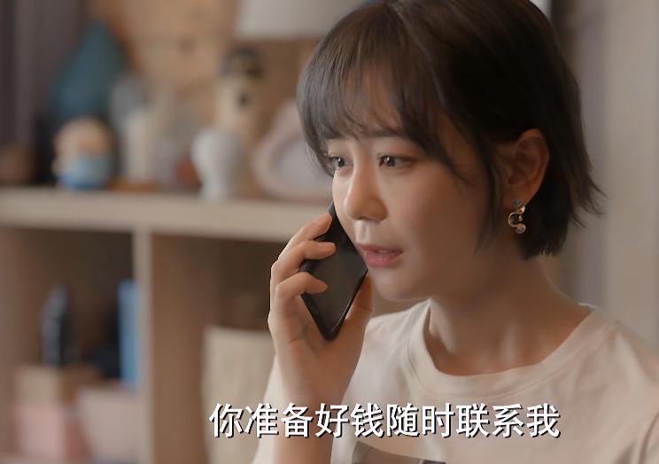 With a swollen face and a stiff expression, the actress under CCTV's ...