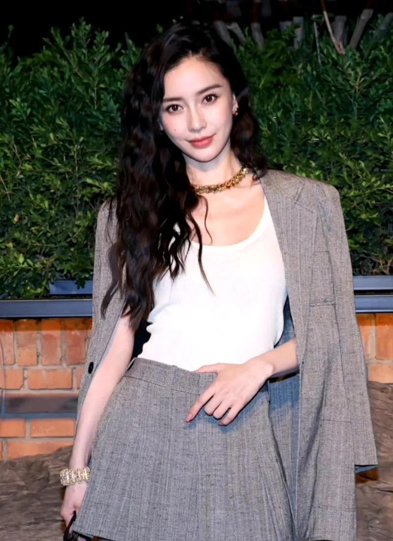 It's the red carpet again! 43-year-old Dong Jie dominated the audience ...